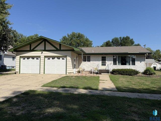 618 S Cherry St, Freeman, SD 57029