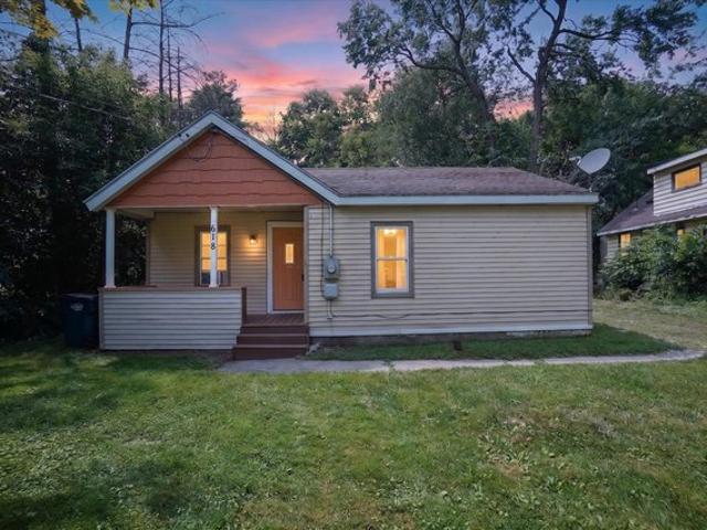 618 S Magnolia Dr, Lansing, MI 48912