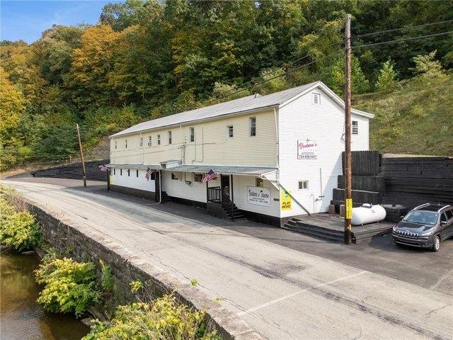 618 Pike Run Dr, Daisytown, PA 15427