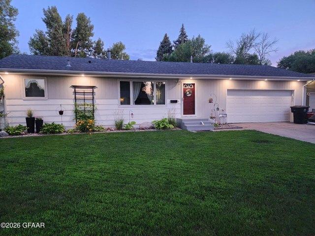 619 25th Ave S, Grand Forks, ND 58201