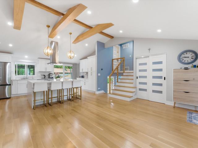 619 W Weathersfield Way