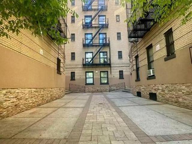 61 09 39th Ave, Woodside, NY 11377