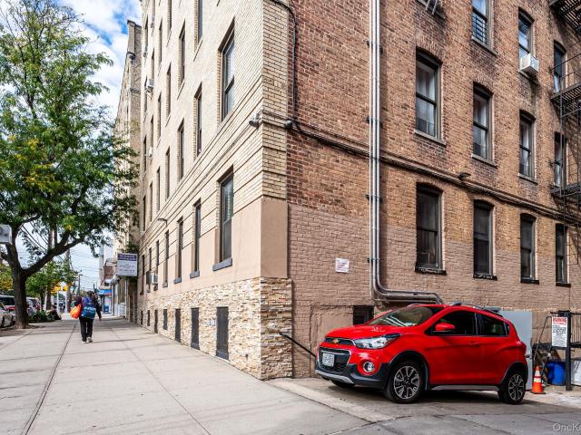 61 09 39th Avenue, Unit M5 | Compass
