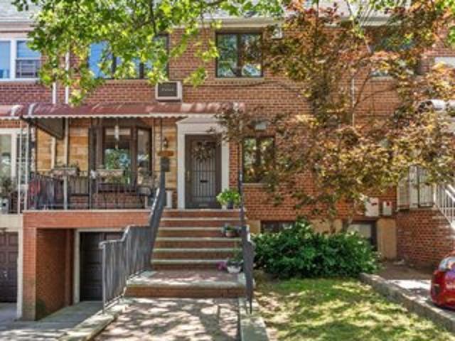 61 25 69th Pl, Middle Village, NY 11379