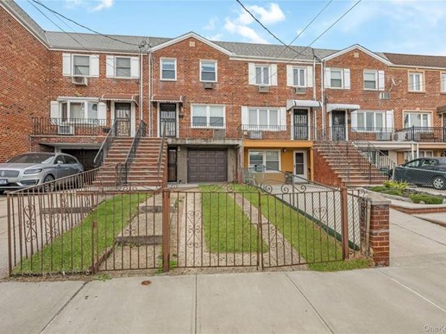 61 29 64th St, Middle Village, NY 11379