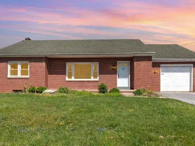 61 W Charlotte St, Millersville, PA 17551