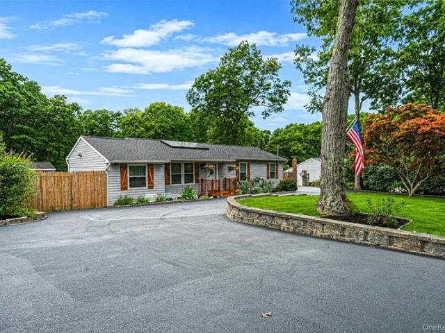 61 W End Ave, Shirley, NY 11967