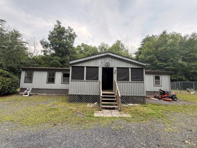 61 W Peenpack Trl, Sparrow Bush, NY 12780