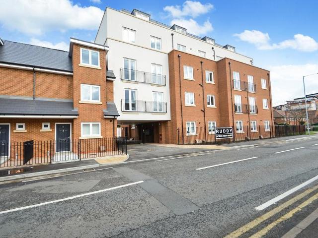 61 Chalvey Road East, Slough. 1 bed apartment to rent £1,295 pcm £299 pw