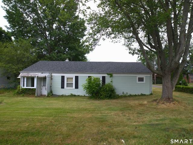 61 Circle Dr, Wallingford, CT 06492