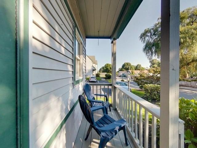 61 Clinton St, Unit C, Newport, RI 02840 | MLS #1409 | Compass