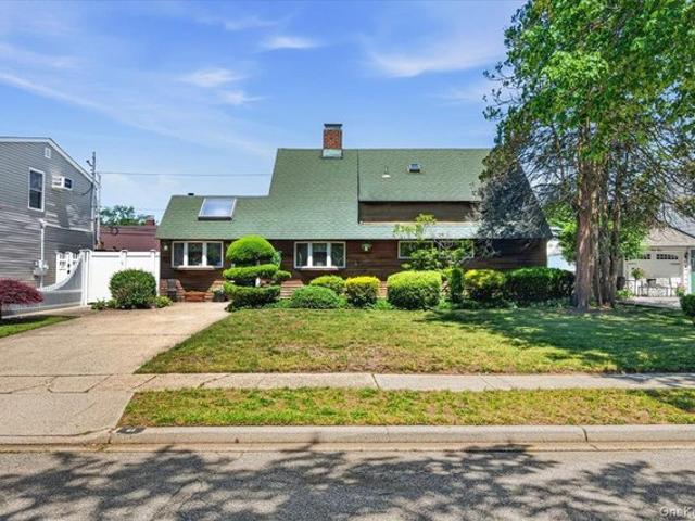 61 Elbow Ln, Levittown, NY 11756