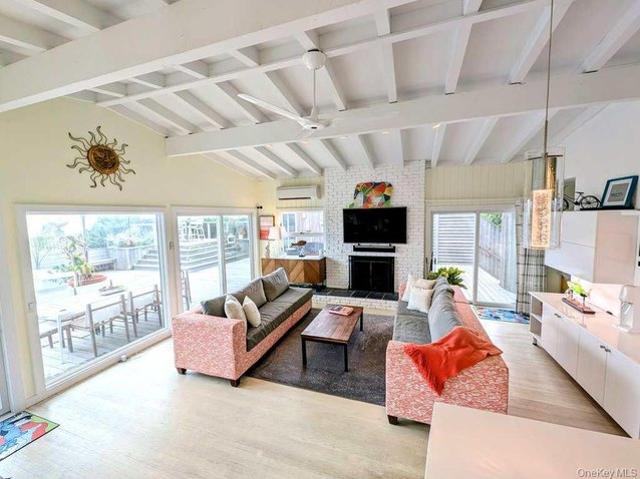 61 Evergreen Ave, Ocean Beach, NY 11770
