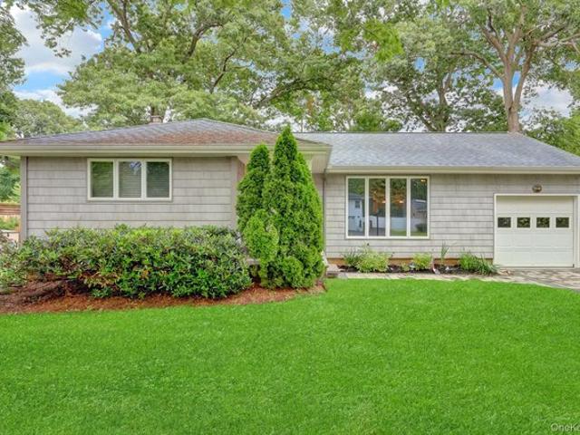 61 Gridley St, West Islip, NY 11795