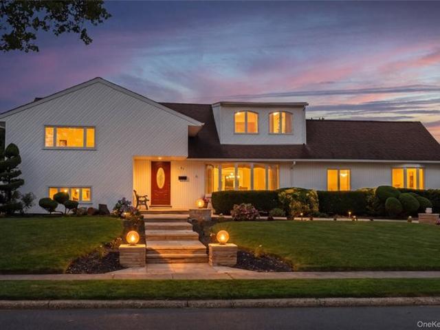 61 Hemlock Ln, Massapequa Park, NY 11762