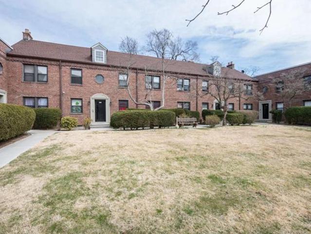 61 Hilbert St, Hempstead, NY 11550
