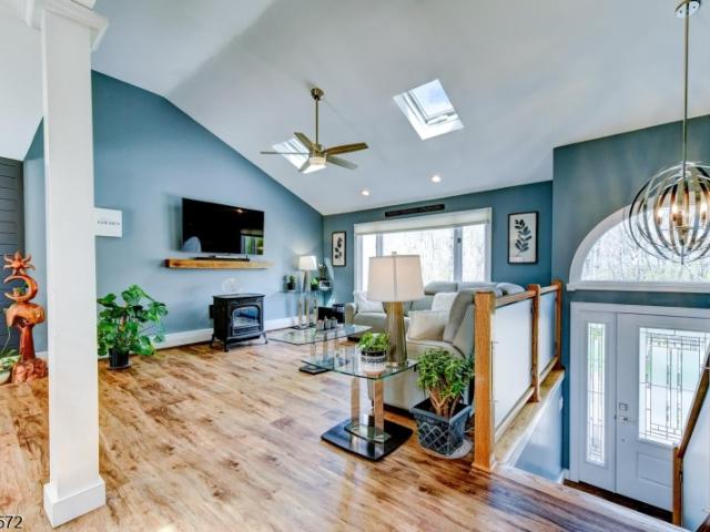 61 Lakeside Dr NW