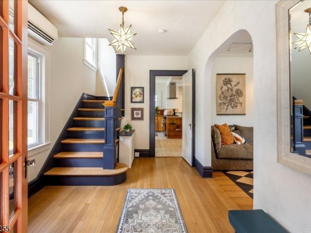 61 Luddington Rd