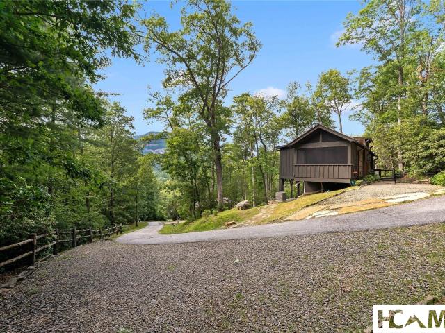 61 Moonstone Loop