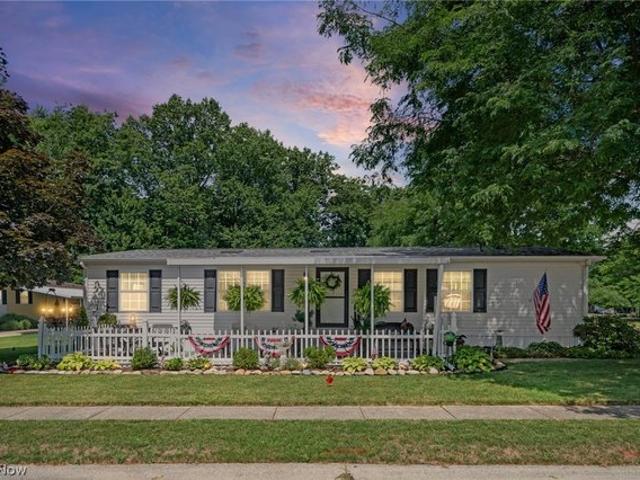 61 Periwinkle Dr, Olmsted Township, OH 44138