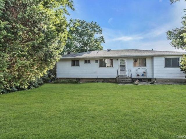 61 Redwood Ln, Massapequa Park, NY 11762