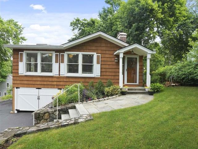 61 Ridgewood Dr, Pleasantville, NY 10570