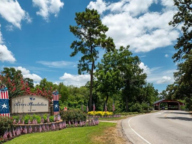 61 River Plantation Dr, Conroe, TX 77302