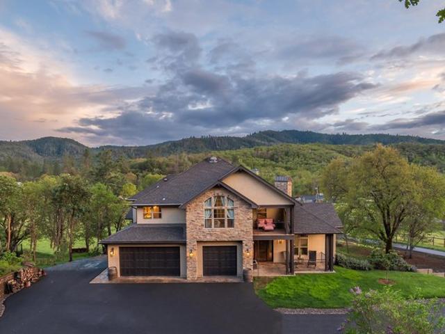 6200 Old Stage Rd, Central Point, OR 97502
