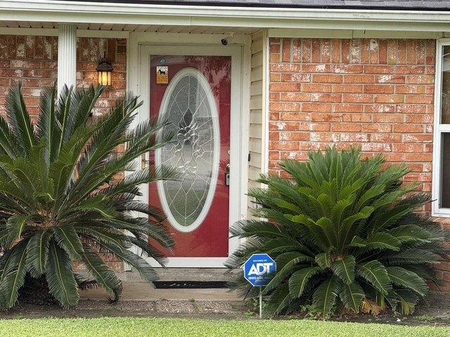 6201 Mire St, Groves, TX 77619