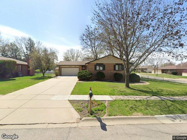 6201 Deerwood Dr, Lincoln, NE 68516