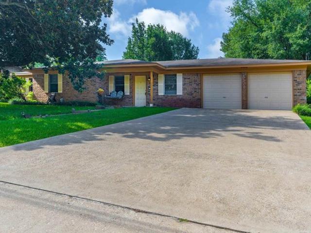 620 Green Oak Dr, Longview, TX 75604