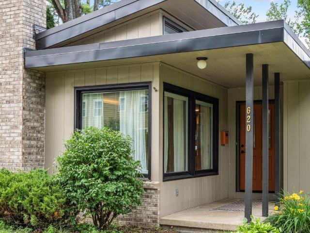 620 Oak Street W