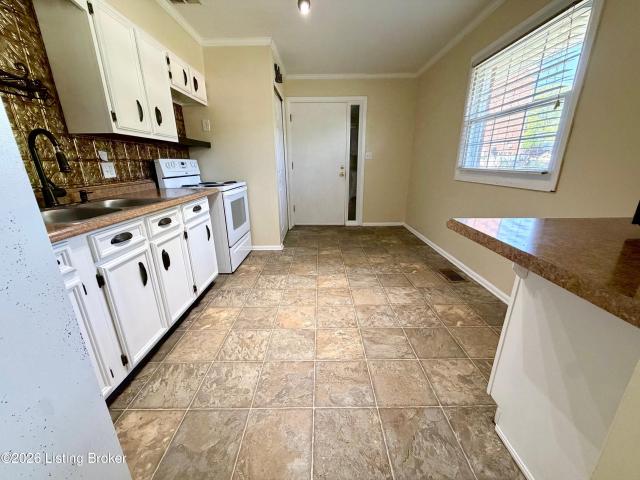 6216 Hillcrest Ct