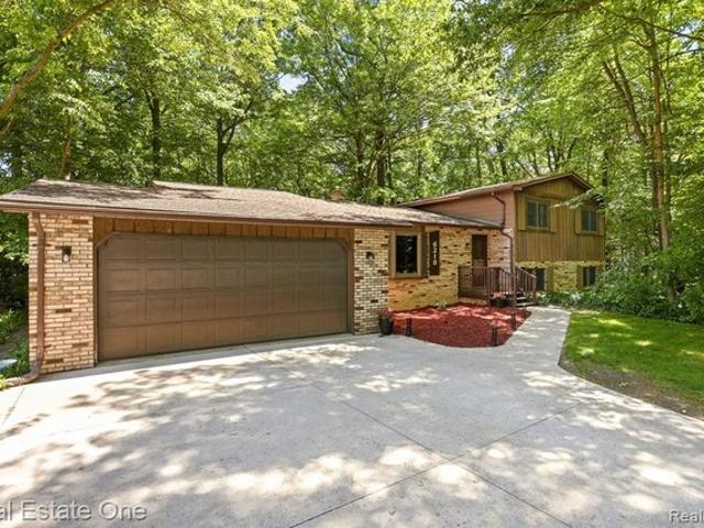 6218 Sturgeon Creek Pkwy, Midland, MI 48640