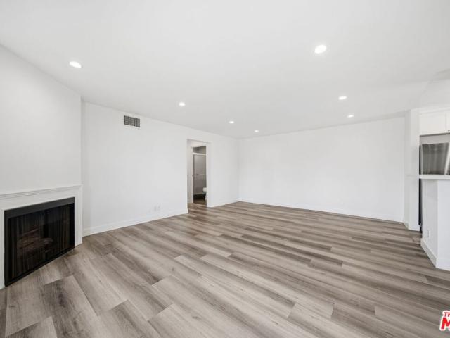 6212 FULTON Avenue 101