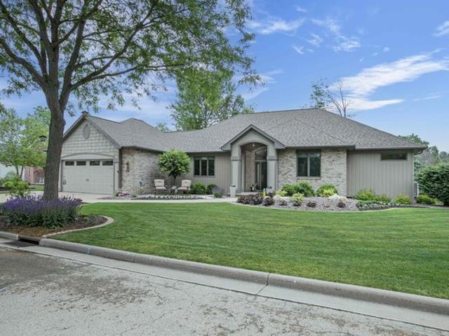 621 Glenview Ave, Combined Locks, WI 54113
