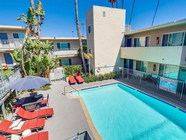 Apartment Complex Near SoFi Stadium with Pool, BBQ Area, Gym and Parking. 2 Bedroom Apartment for Rent at 621 E 99th St, Inglewood, CA 90301