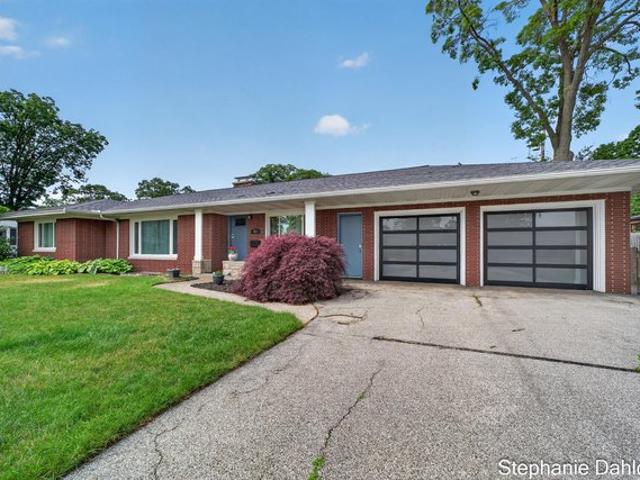 621 E Sunset Dr, North Muskegon, MI 49445