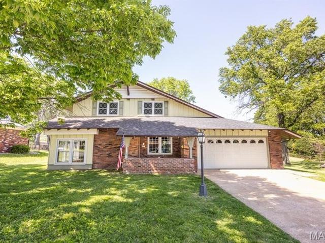 621 Harvard Dr, Edwardsville, IL 62025