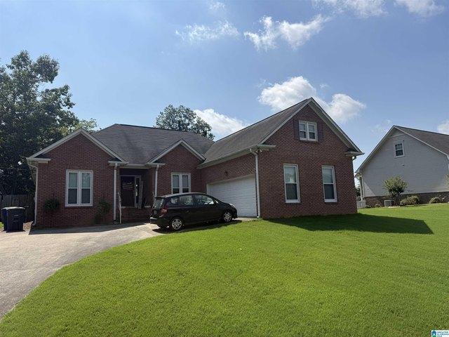 621 Oak Dr E, Trussville, AL 35173