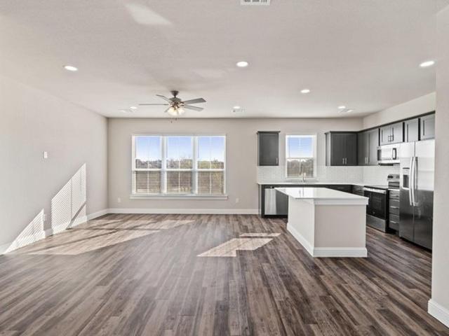 621 Meadow Lake Dr, Weatherford, TX 76087
