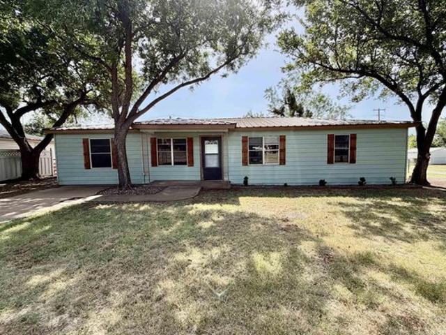 621 S Park Ave, Iowa Park, TX 76367