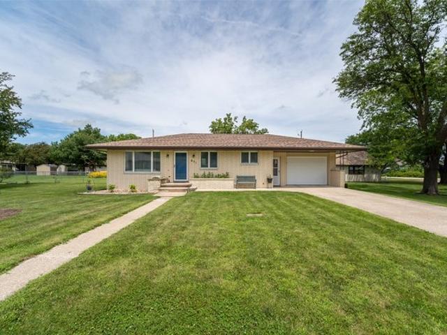 621 State St, Dexter, IA 50070