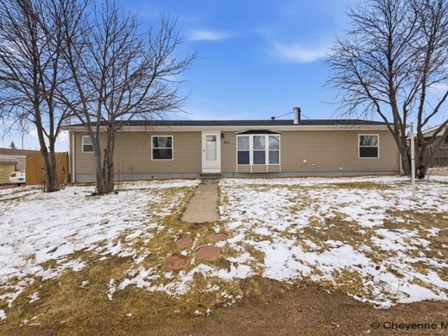 621 Sunridge Dr, Cheyenne, WY 82007