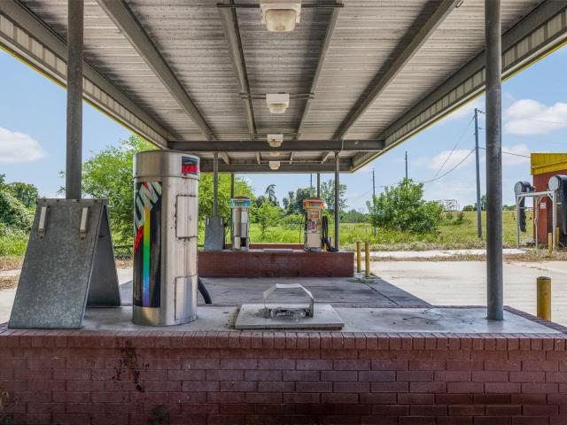 621 W Travis St