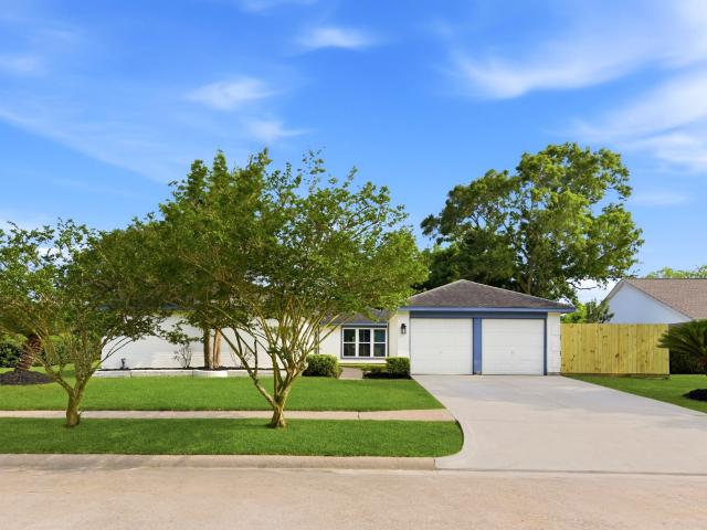 621 W Castle Harbour Dr, Friendswood, TX 77546 | MLS #287586 | Compass