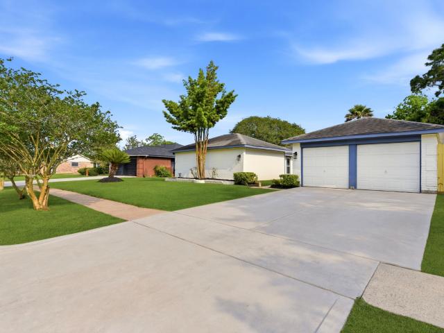 621 W Castle Harbour Drive