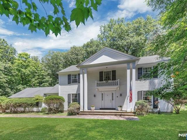 621 Winding Hollow Dr, Franklin Lakes, NJ 07417