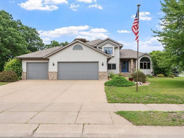 6224 Glacier Dr, North Branch, MN 55056