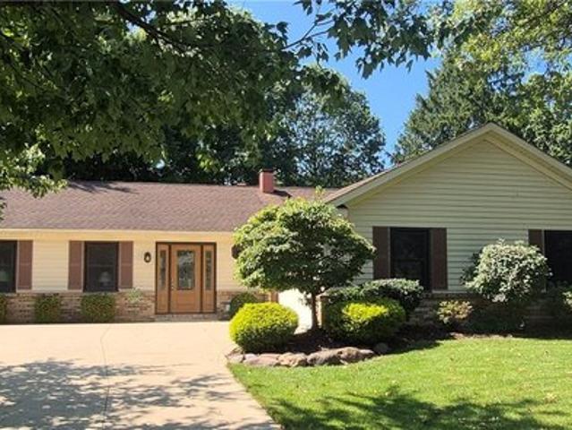 6224 Winding Creek Ln, North Olmsted, OH 44070